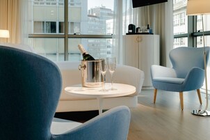 Quarto luxo | Frigobar, cofres nos quartos, individualmente mobiliados, escrivaninha
