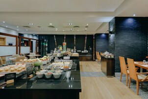 Café da manhã com buffet todos os dias (EUR 14.00 por pessoa)