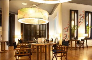 3 restaurantes, pequenos-almoços servidos, cozinha internacional 