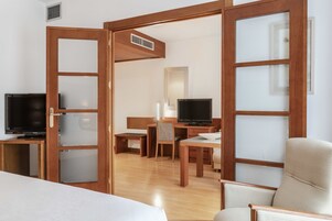 Edredons de pluma, frigobar, cofres nos quartos, escrivaninha