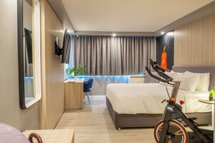 Quarto, 1 cama King (Fitness) | Roupas de cama premium, cofres nos quartos, escrivaninha