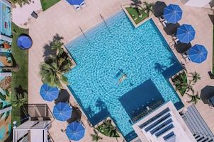 Piscina externa, espreguiçadeiras