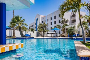 Piscina externa, espreguiçadeiras