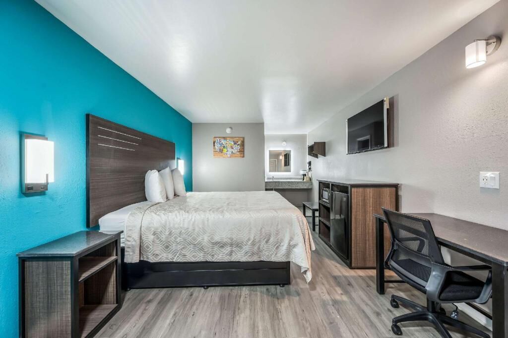 Escrivaninha, cortinas blackout, Wi-Fi de cortesia, roupa de cama