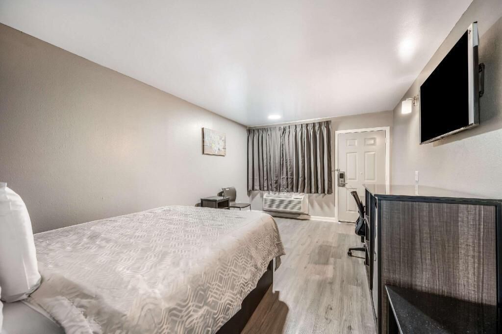 Escrivaninha, cortinas blackout, Wi-Fi de cortesia, roupa de cama