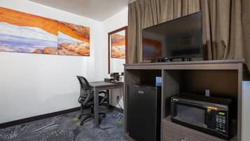 Quarto, 2 camas queen-size, não fumadores, frigorífico e micro-ondas | Sala de estar | Televisor de ecrã plano de 32 polegadas com canais por cabo, televisor