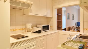 Frigobar, cofres nos quartos, escrivaninha, cortinas blackout