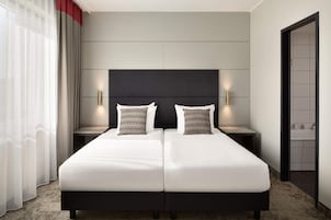 Suíte executiva, 1 cama King | Cofres nos quartos, escrivaninha, quartos à prova de som, berços grátis