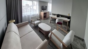 Suite Júnior | Sala de estar | TV de ecrã plano 