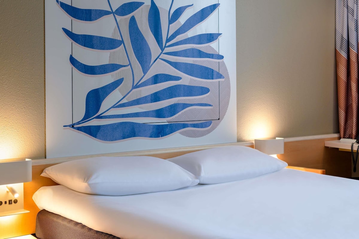 Quarto standard, 1 cama de casal | Roupas de cama antialérgicas, escrivaninha, cortinas blackout