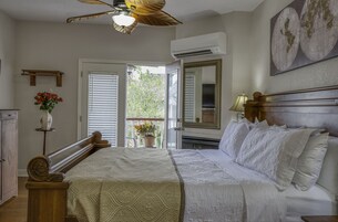 Quarto Premium, 1 cama king-size, Vista para a cidade (Patricia's Suite) | Roupa de alta qualidade, edredões de penas, com decoração personalizada 