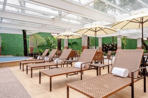 Piscina externa, funciona das 6h às 22h, guarda-sóis, espreguiçadeiras