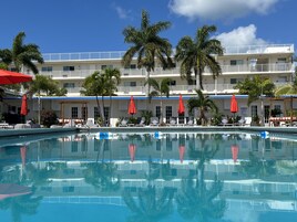 Piscina exterior, espreguiçadeiras