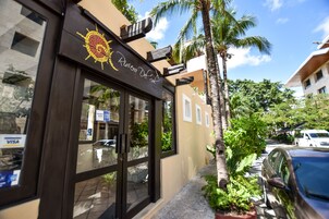 Um edifício com uma placa que diz "Riviera Del Sol".