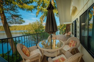 Quarto standard, várias camas, sacada, vista para a baía | Terraço/pátio