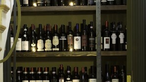 Uma adega com várias prateleiras repletas de garrafas de vinho.