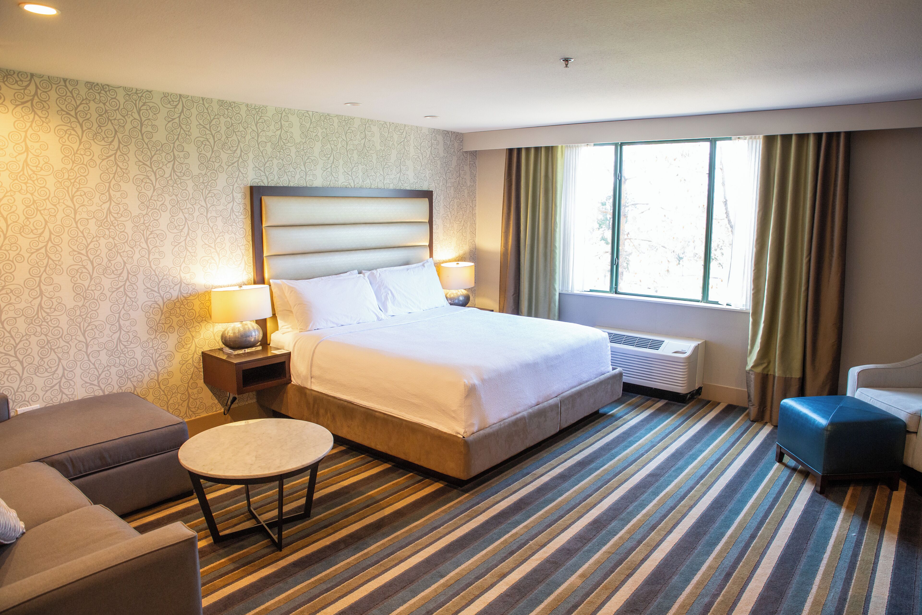 Suite Júnior, 1 cama king-size, não fumadores | Sala de estar | Televisor LCD de 37 polegadas com canais de TV premium, televisor 