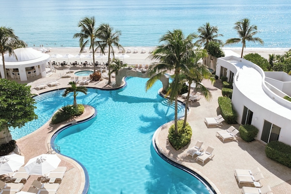 Na praia, barracas de praia (sobretaxa), espreguiçadeiras, guarda-sóis