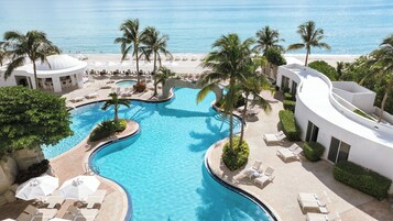 Na praia, toldos de praia (sobretaxa), espreguiçadeiras 