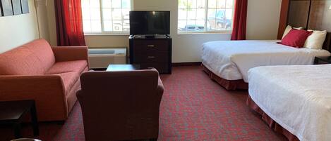 Quarto luxo, para não fumantes, cozinha americana (2 Queen Beds) | Escrivaninha, espaço de trabalho para notebook, Wi-Fi de cortesia