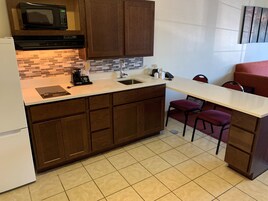 Quarto Deluxe, não fumadores, kitchenette (2 Queen Beds) | Kitchenette privada | Um frigorífico/congelador grande, um micro-ondas, uma placa de cozinha 