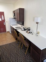 Quarto, 1 cama queen-size, não fumadores, kitchenette | Cozinha privada | Um frigorífico/congelador grande, um micro-ondas, uma placa de cozinha 