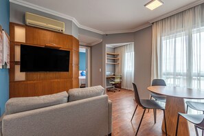 Suite Superior, 1 cama queen-size e sofá-cama | Sala | Televisor LCD de 32 polegadas com canais digitais, televisor 