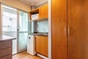 Suite Standard, 1 cama de casal e sofá-cama | Cozinha privada | Um micro-ondas, uma placa de cozinha, utensílios de cozinha 