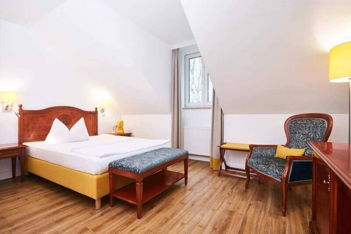 Quarto Individual | Roupa de alta qualidade, cofre no quarto, secretária 
