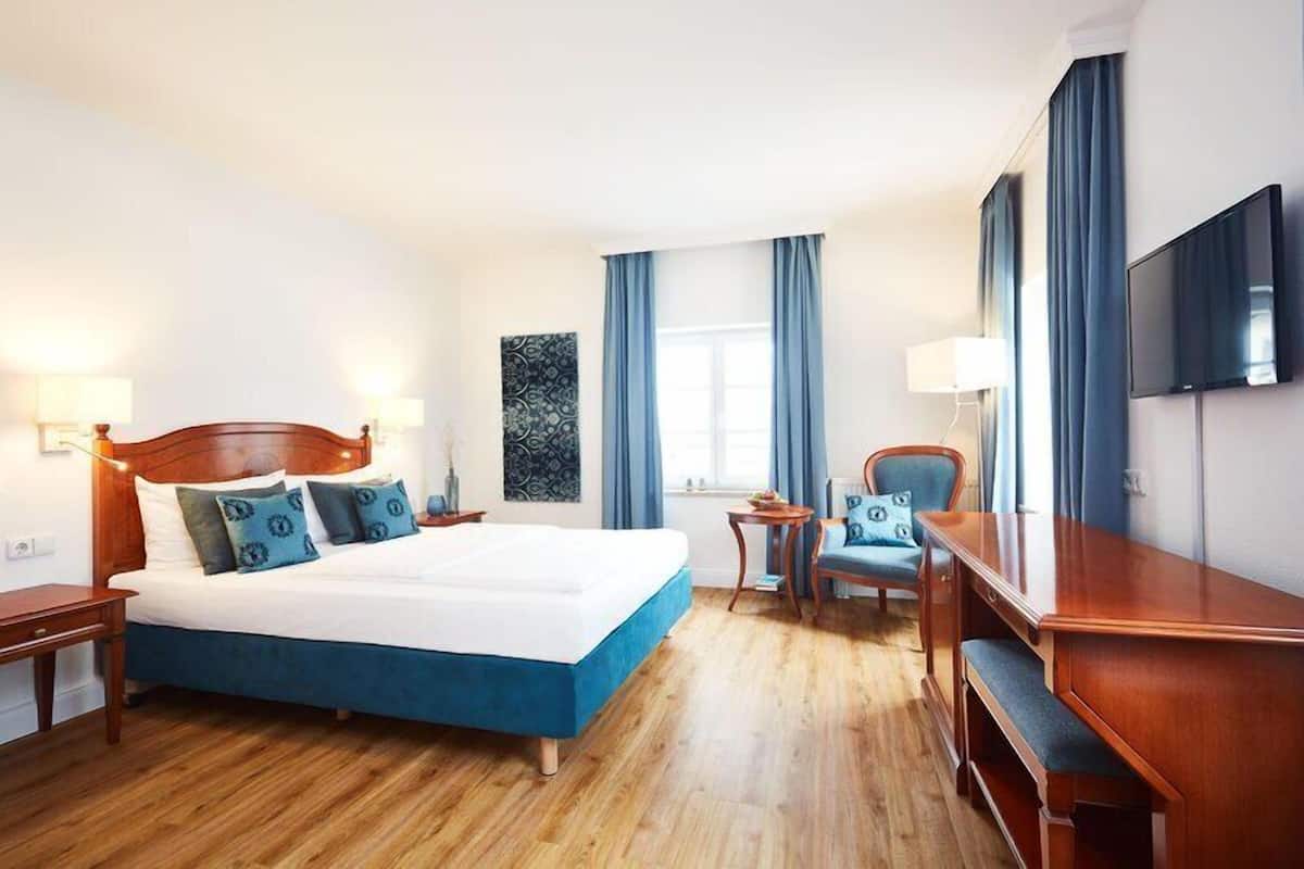 Quarto Comfort | Roupa de alta qualidade, cofre no quarto, secretária 