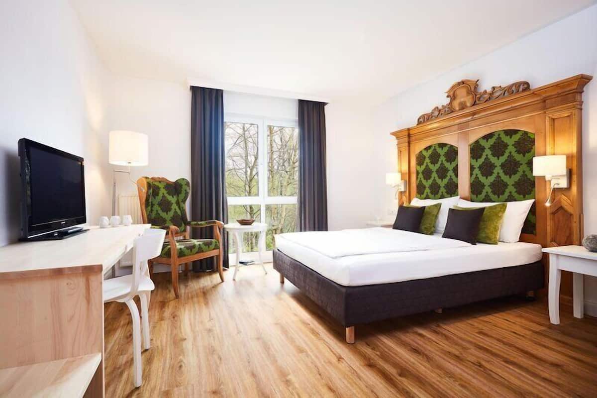 Quarto Premium | Roupa de alta qualidade, cofre no quarto, secretária 