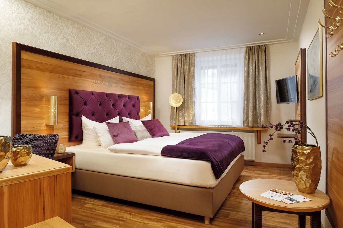 Roupas de cama antialérgicas, camas com colchões pillow-top, frigobar