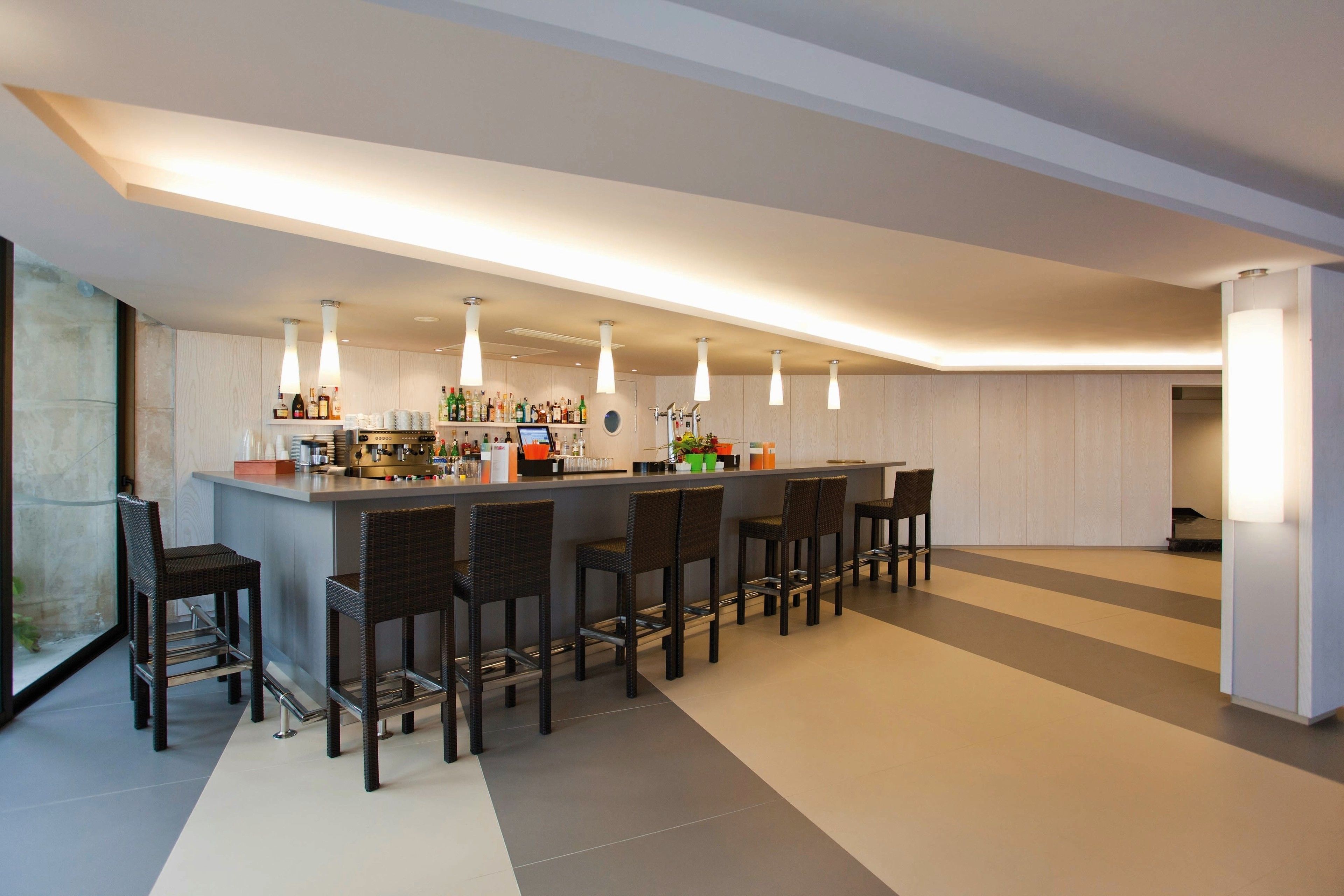 2 bares/lounges, um bar junto à piscina, um bar de praia 