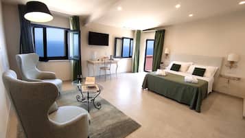 Suíte estúdio júnior, 1 cama Queen, terraço, vista para o mar (Mansarda) | Camas Select Comfort, cofres nos quartos, escrivaninha