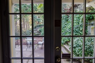 Quarto, banheiro privativo (PHILLIP - #318) | Vista para o jardim