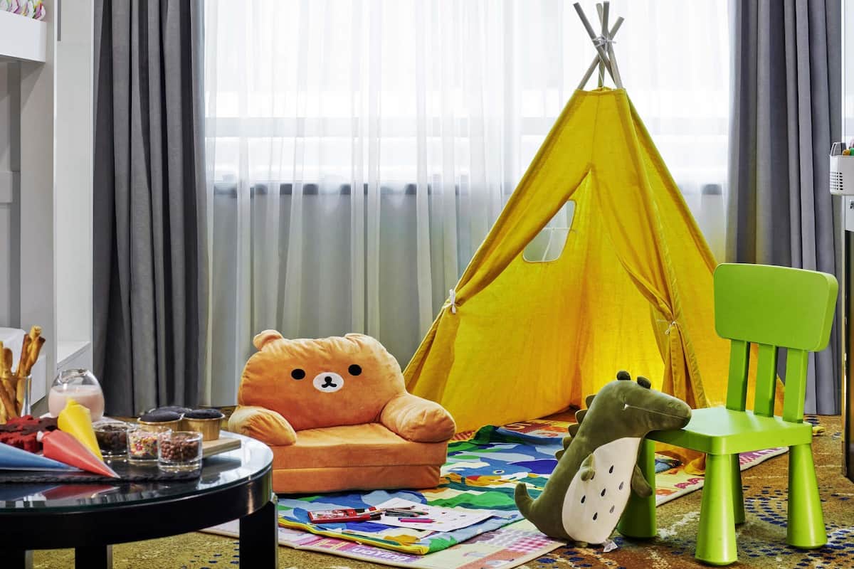 Apartamento família, 1 quarto (1 King bed and 1 Bunk bed) | Roupas de cama antialérgicas, frigobar, cofres nos quartos, escrivaninha