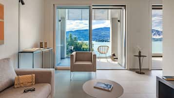Apartamento luxo, 2 quartos, em edifício anexo | Área de estar | TV de tela plana 32 polegadas com canais via satélite, TV