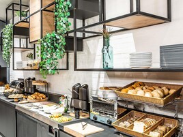 Café da manhã com buffet todos os dias mediante uma taxa