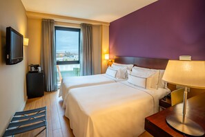 Quarto Twin Standard, Vista para a cidade | Roupa hipoalergénica, minibar, cofre no quarto 