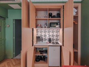 Geladeira, micro-ondas, cooktop, máquina de café expresso