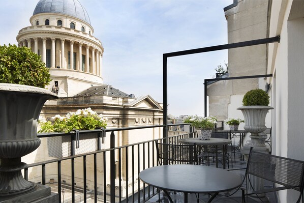 Suíte romântica, terraço | Roupas de cama premium, frigobar, cofres nos quartos, escrivaninha