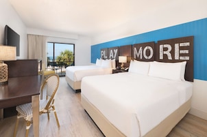 Quarto, 2 camas queen-size, junto ao mar (Resort) | Roupa hipoalergénica, cofre com capacidade para portátil, secretária 