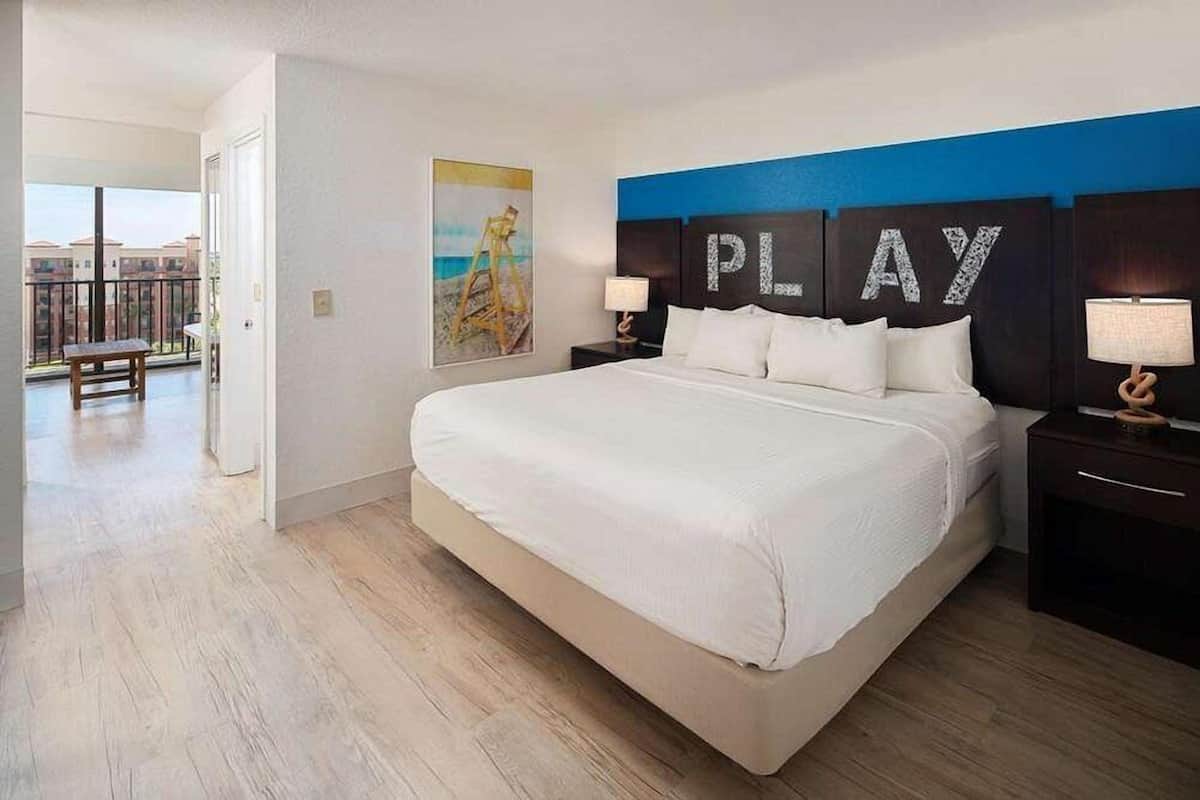 Quarto, 1 cama queen-size (Resort) | Roupa hipoalergénica, cofre com capacidade para portátil, secretária 
