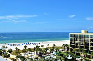 Na praia, toldos de praia (sobretaxa), voleibol de praia 
