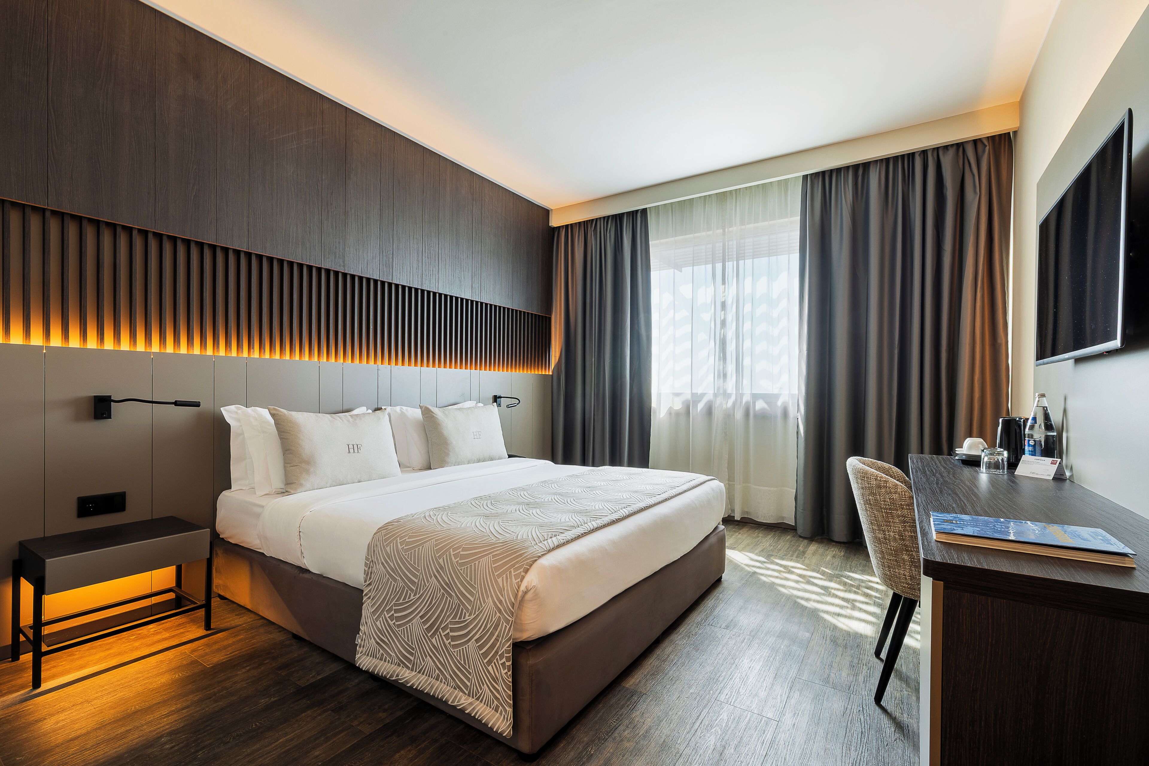 Quarto Duplo Deluxe, 1 cama queen-size | Minibar, cofre no quarto, secretária, cortinas/cortinados opacos 