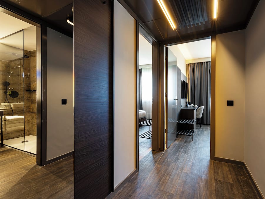 Quarto Quádruplo | Minibar, cofre no quarto, secretária, quartos insonorizados
