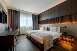 Minibar, cofre no quarto, secretária, cortinas/cortinados opacos 