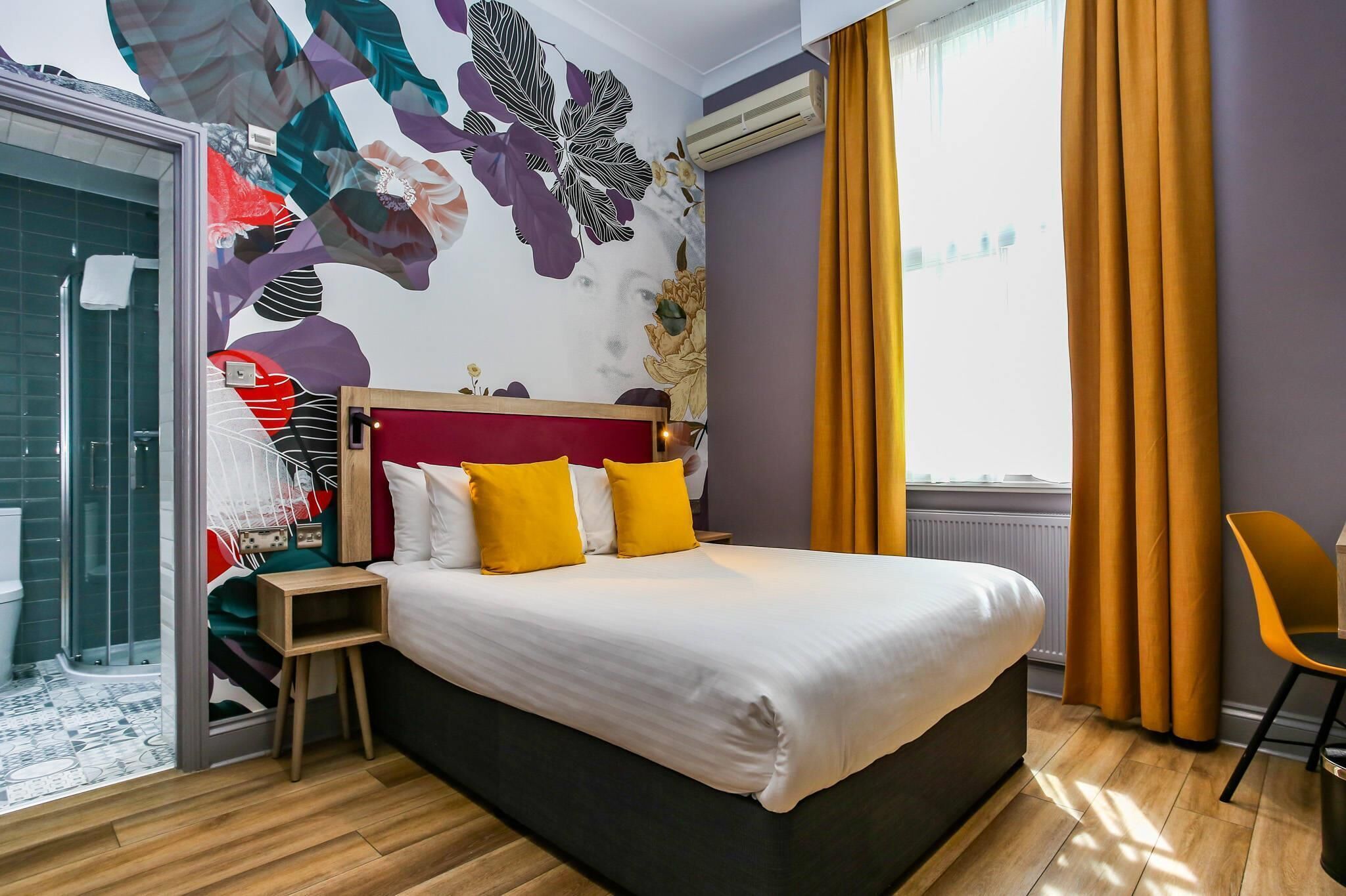 Quarto Duplo Standard | Cofre no quarto, secretária, ferro/tábua de engomar 