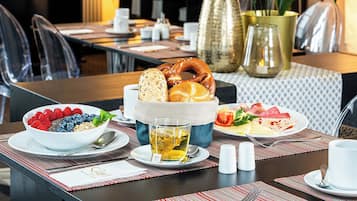 Café da manhã continental todos os dias (EUR 22 por pessoa)