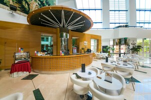 Serve jantar e happy hour 